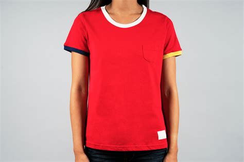 Free Womens Red T Shirt Photo — High Res Pictures