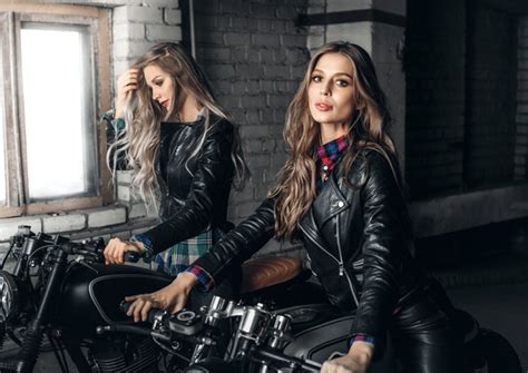 91 en la categoría Blonde model wearing leather jacket on motorbike
