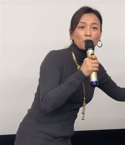 50岁张庭无美颜状态曝光 小肚子凸显被提醒忙拉了个胖姑娘对比张婷