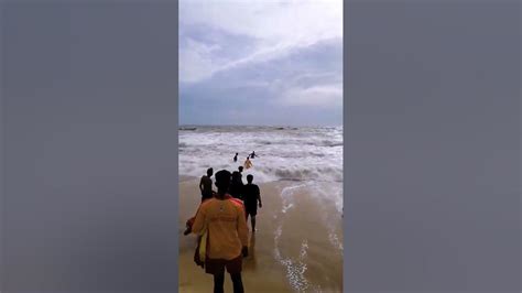 මීගමුව බීච් එකේ නාන්න ගියාට කමක් නැහැ පරිස්සමින්😳😳🥺කොල්ලො ටික නිසා