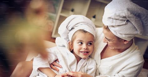 목욕 후 어머니와 딸의 초상화 딸에게 집중하십시오 사진 Unsplash의 세르비아 이미지