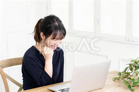 ガッツポーズをする若い女性 No 3941956｜写真素材なら「写真ac」無料（フリー）ダウンロードok