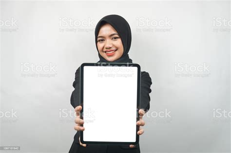 아름다운 젊은 아시아 무슬림 비즈니스 여성 자신감과 미소 흰색 화면이나 빈 화면태블릿을 들고 손 뭔가를 제시 제품을 제시 보고서