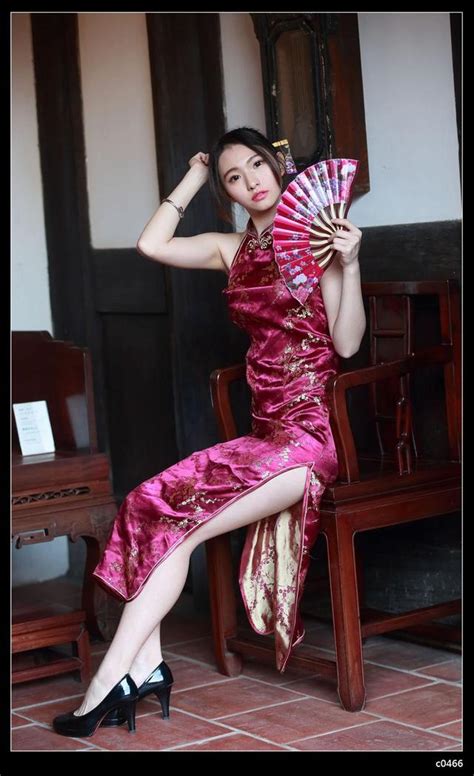 美圖說故事小姐姐的高衩長款旗袍鴿這扇構成了一幅完美畫面 每日頭條