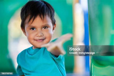 3 세의 라틴계 소년은 어린이 놀이터에있는 동안 친절한 제스처로 손을 뻗습니다 아이에 대한 스톡 사진 및 기타 이미지 아이 2 3 살 라틴 아메리카 히스패닉 민족