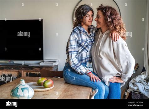 Glückliche Mutter Sah Die Tochter Zu Hause Auf Dem Esstisch Sitzen