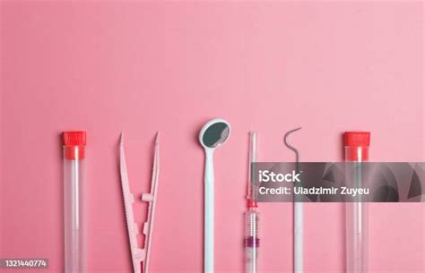 병원의 컬러 테이블에 의료 기기 장치 및 항목 주사기 테스트 튜브 핀셋 의료 의학 치료 및 의사 개념 0명에 대한 스톡 사진 및