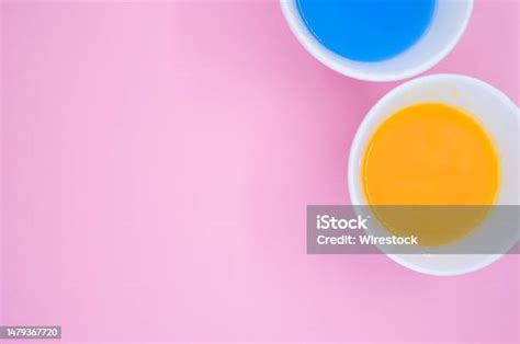ピンクの背景にボウルに青と黄色の液体水彩絵の具の上面図 まぶしいのストックフォトや画像を多数ご用意 まぶしい カットアウト