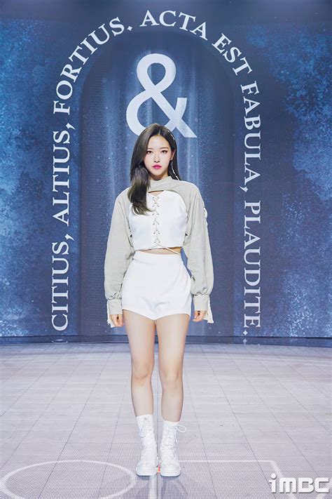 포토 이달의 소녀 올리비아 혜 돋보이는 입술