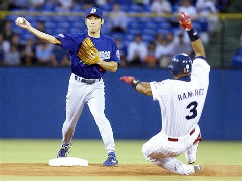 名手・荒木雅博がイップスの恐怖に引きずり込まれたウッズの守備範囲 Web Sportiva スポルティーバ
