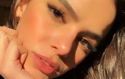 Bruna Marquezine arrasa em selfie de carão na web OFuxico