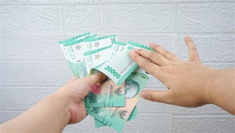 Premium Photo Hand Holding And Counting Indonesean Rupiah Idr Bank