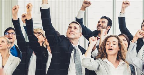 성공적인 사업가들은 함께 서서 노동자 공동체의 강한 관계를 보여줍니다 현대 사무실에서 강력한 그룹 팀워크를 표현하는 사업가와 사업가 팀 사진 Unsplash의 종업원 이미지