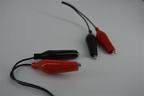 전원에 연결하기위한 빨간색과 검은 색 커넥터와 전기 와이어 플러스 및 전원 배터리에서 마이너스 안전하고 편안한 전기 연결을위한 단단한 고무 쉘금속 악어 0명에 대한 스톡