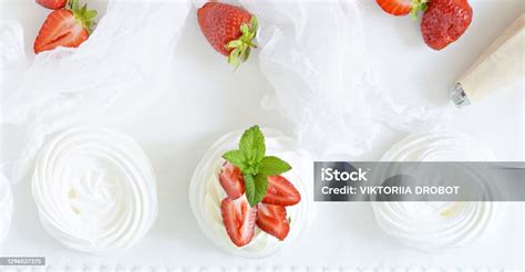 호주 디저트 파블로바와 통풍이 잘 되는 버터 크림 신선한 딸기 민트를 화이트 플레이트에 얹습니다 가방에 대한 스톡 사진 및 기타