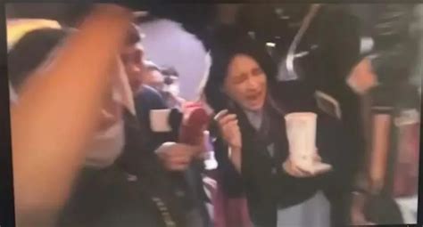 影賴品妤摔倒16秒高清畫面曝光！先喊「不要推我」 再自撞腳架 Yahoo奇摩汽車機車