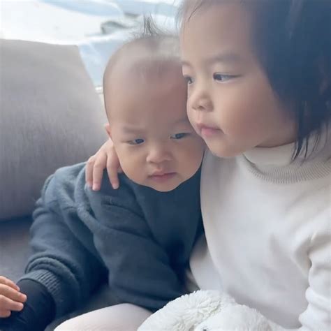แม่มิวบอกต้องแอบถ่ายรูปเจ่เจ้มารินกับน้องมาคิน หอมแก้มน่าร้ากก น้องมา