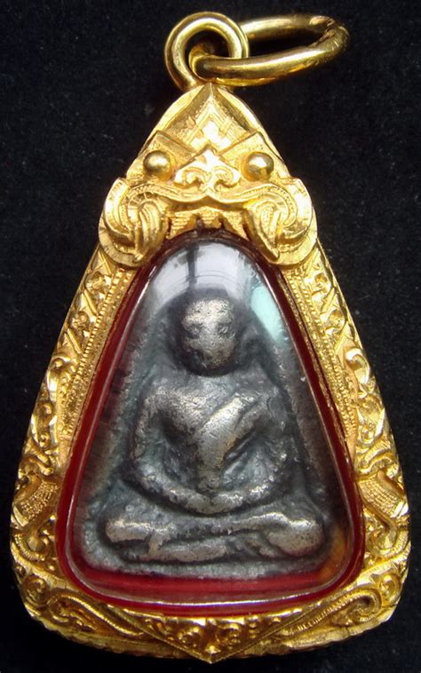 เหรียญจอบเล็กเนื้อเงิน หลวงพ่อเงิน เลี่ยมทองคำ