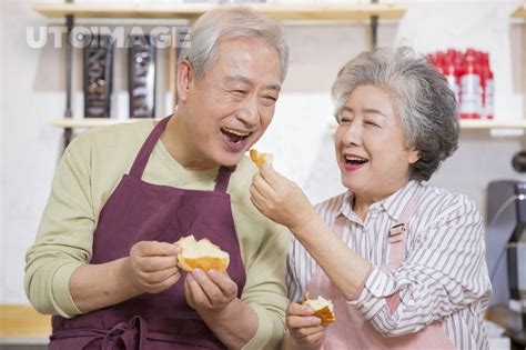 해피시니어 282 Pho630 유토이미지 사진 노인 생활 Pho630c 아시아 한국 한국인 동양 동양인 컨셉 실내 집 주방 베이커리 제과점