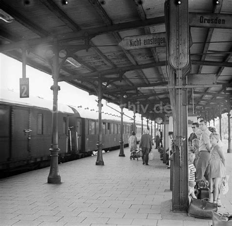 DDR Fotoarchiv Berlin Reisende mit Gepäck bei der Ankunft Abfahrt