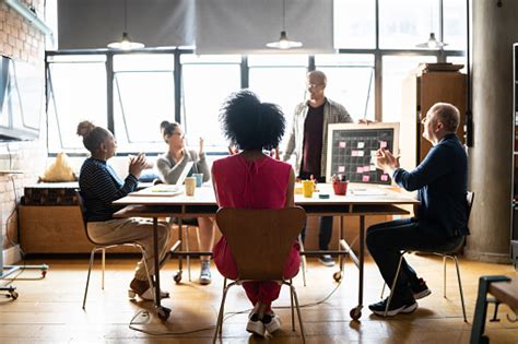 직장에서 열린 모임에서 말하는 청년과 동료들이 박수를 치고 있다 개발에 대한 스톡 사진 및 기타 이미지 개발 계획 기업 문화 Istock