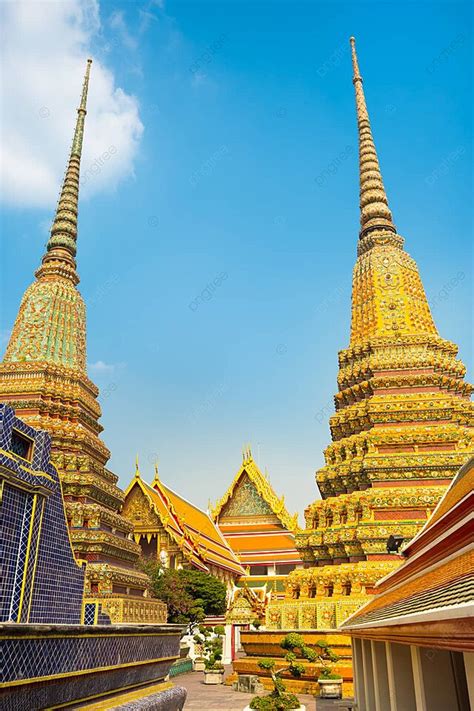 泰國曼谷臥佛寺令人驚嘆的寶塔 照片背景圖桌布圖片免費下載 Pngtree