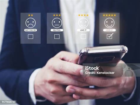 고객 리뷰 좋은 등급 개념 손 누르면 미소 얼굴 아이콘과 시각적 화면에 5 성급 긍정적인 고객 피드백 평가 및 평가 개념에 대한 스톡 사진 및 기타 이미지 Istock