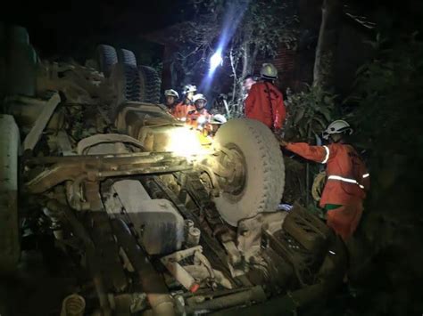 Tachileik News Agency ကျိုင်းတုံ တာချီလိတ် သွားလမ်း ပန်ကွဲတောင် အဆင်းတွင် ၁၀ ဘီးကား တိမ်းမ