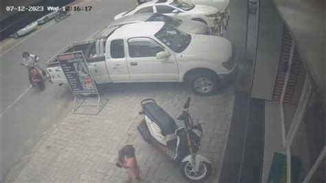 សឹងតែគាំបេះដូងហើយ សំណាងហើយដែរយើងនៅនឹង វាហៅកូនយើងទៅជាមួយវា ជួយចាំមុខវាផង ក្រុ ម ចោ រ ចា ប់ ក្មេ