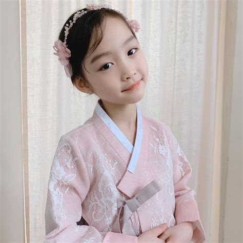 키즈모델 강혜린🍑mom On Instagram “설빔 준비🌸 아기 때 입히는 한복도 귀여웠지만 커갈수록 한복이 더 잘 어울리는