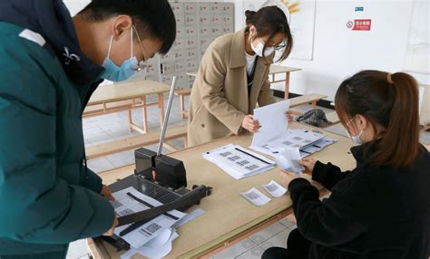 战“疫”有你暖新闻，河阳街道：自制小卡片解决扫码难检测核酸工作