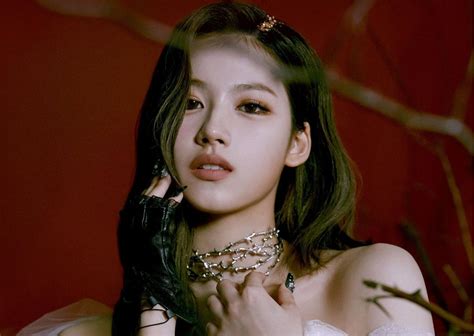 Los 5 outfits más icónicos de Sana de TWICE K magazine