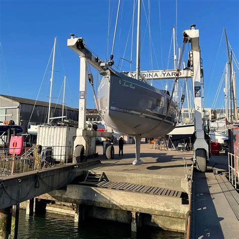Cowes Boatyard Lift And Scrub Cowes