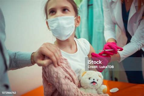 어린 소녀는 예방 접종 중에 아버지를 바라봅니다 25 29세에 대한 스톡 사진 및 기타 이미지 25 29세 3 명 35 39세 Istock