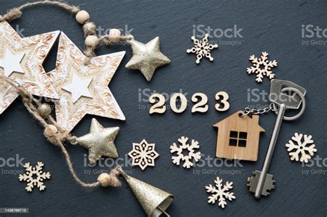 별 눈송이가 있는 검은색 배경에 열쇠고리 전원주택이 있는 집 열쇠 새해 복 많이 받으세요 2023나무 편지 인사말 카드 구매