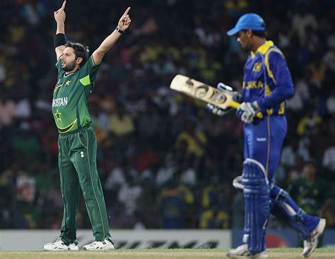 World Cricket Shahid Afridi Reached 300 Odi Wickets In Match Between