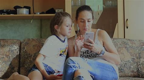 Mamá Y Su Hija Se Sientan En El Sofá Y Se Divierten Se Miran Los