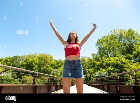 Jeune belle fille en mini jupe Banque de photographies et dimages à