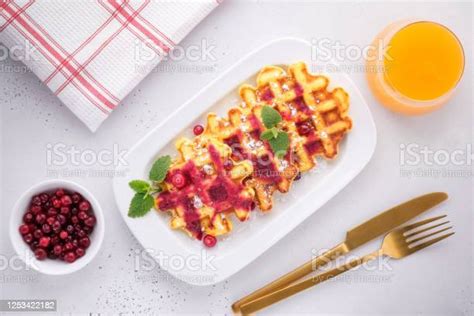 흰색 콘크리트 배경에 크랜베리와 오렌지 주스벨기에 와플 상단 보기 플랫 평신도 구성 0명에 대한 스톡 사진 및 기타 이미지