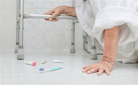 Mulher Idosa Que Cai No Banheiro Foto De Stock Imagem De Aposente