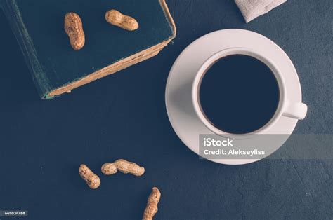 커피 컵 그리고 어두운 배경에 책입니다 아침 식사의 개념 개념에 대한 스톡 사진 및 기타 이미지 개념 검은색 견과