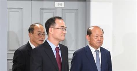 포토 회의실로 들어서는 문무일 검찰총장 송두환 검찰개혁 위원장