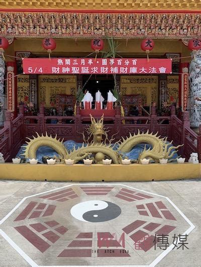傳統杯筊神器更神氣 歡喜財神文創台灣杯邀翁章梁歡喜開杯