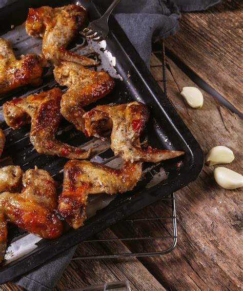 Deliciosas Alitas De Pollo En La Mesa De Madera Foto Gratis