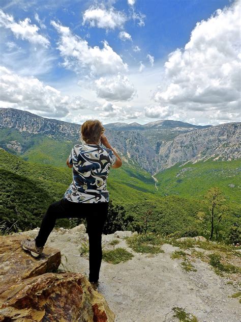 图片素材 景观 性质 荒野 步行 徒步旅行 草地 冒险 视图 谷 山脉 假期 环境 风景 岭 妇女 山地地貌