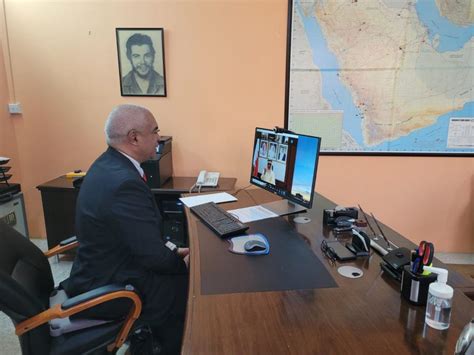 Embajador de Cuba presenta copias de estilo al Canciller de Baréin