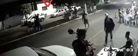 Jovem é baleado durante troca de tiros na porta de bar em Ouvidor
