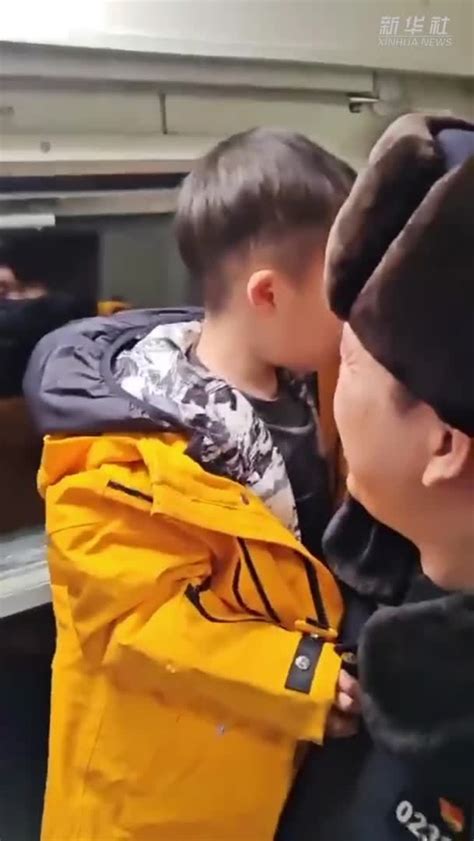 秀我中国｜“小砂糖橘”想带回的东北警察叔叔回应了凤凰网视频凤凰网