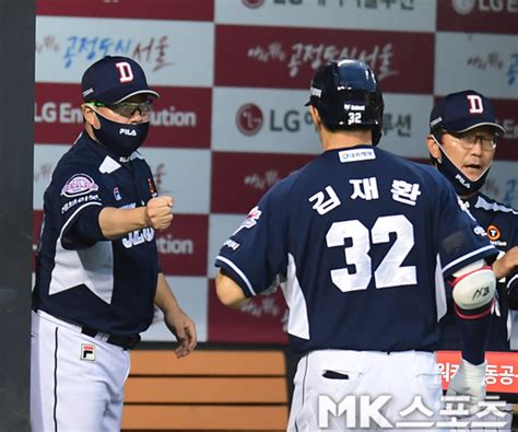 김태형 감독 `김재환 솔로포에 주먹 하이파이브` Mk포토 Mk스포츠