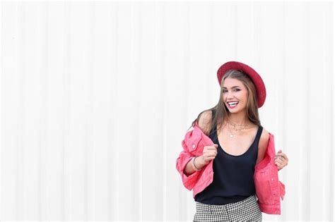 Premium Photo Attractive Hipster Girl Posing Near White Wall